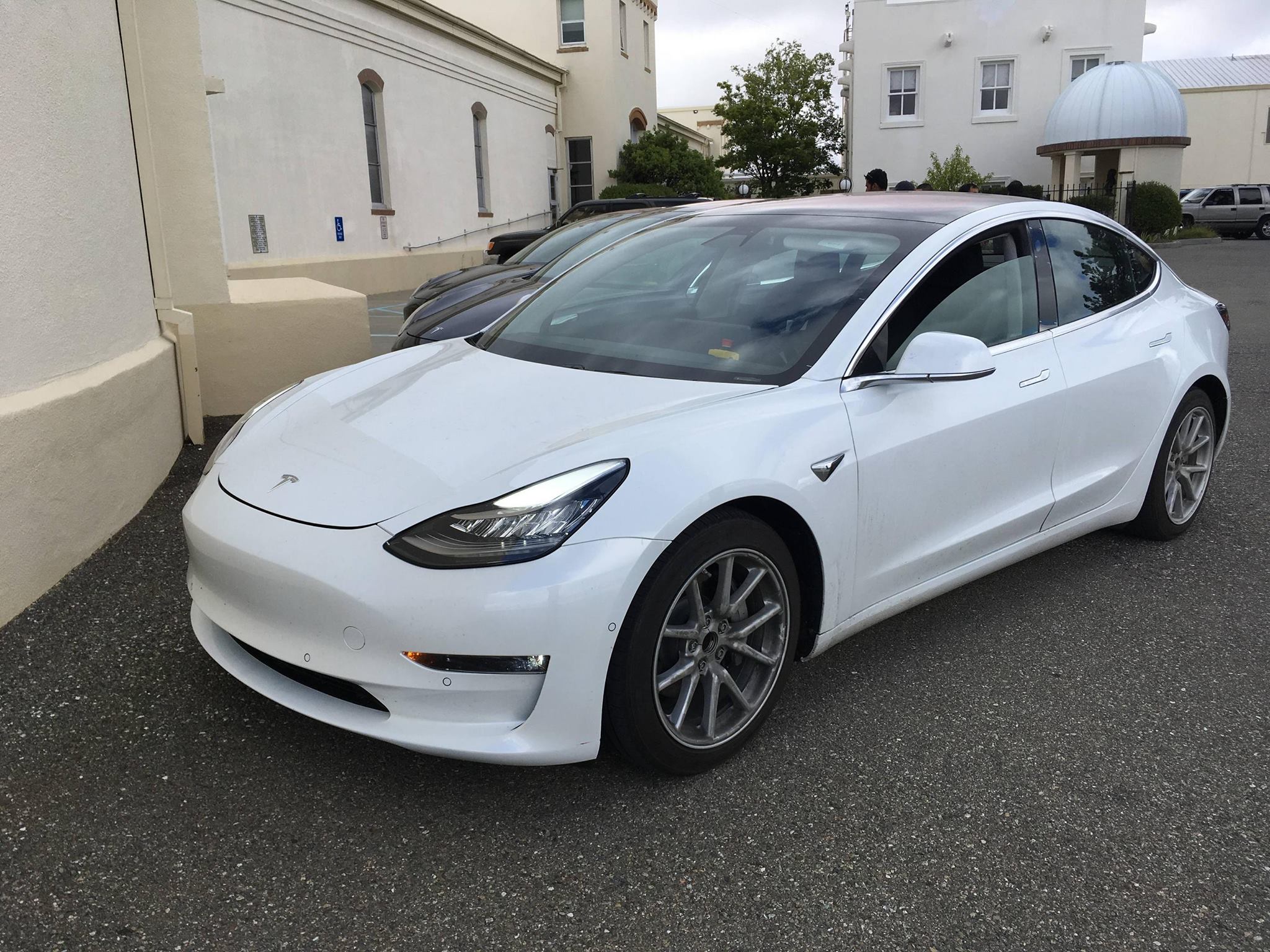 Салоны хувьсал: Tesla Model 3